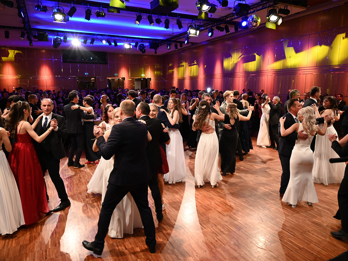 „Barbie und Ken“ tanzten ausgelassen zu Mitternacht: Caritas Kärnten